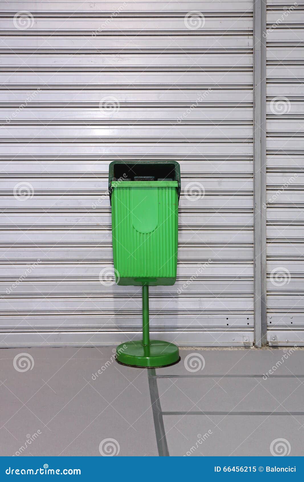 Bote de basura verde imagen de archivo. Imagen de reciclaje - 66456215