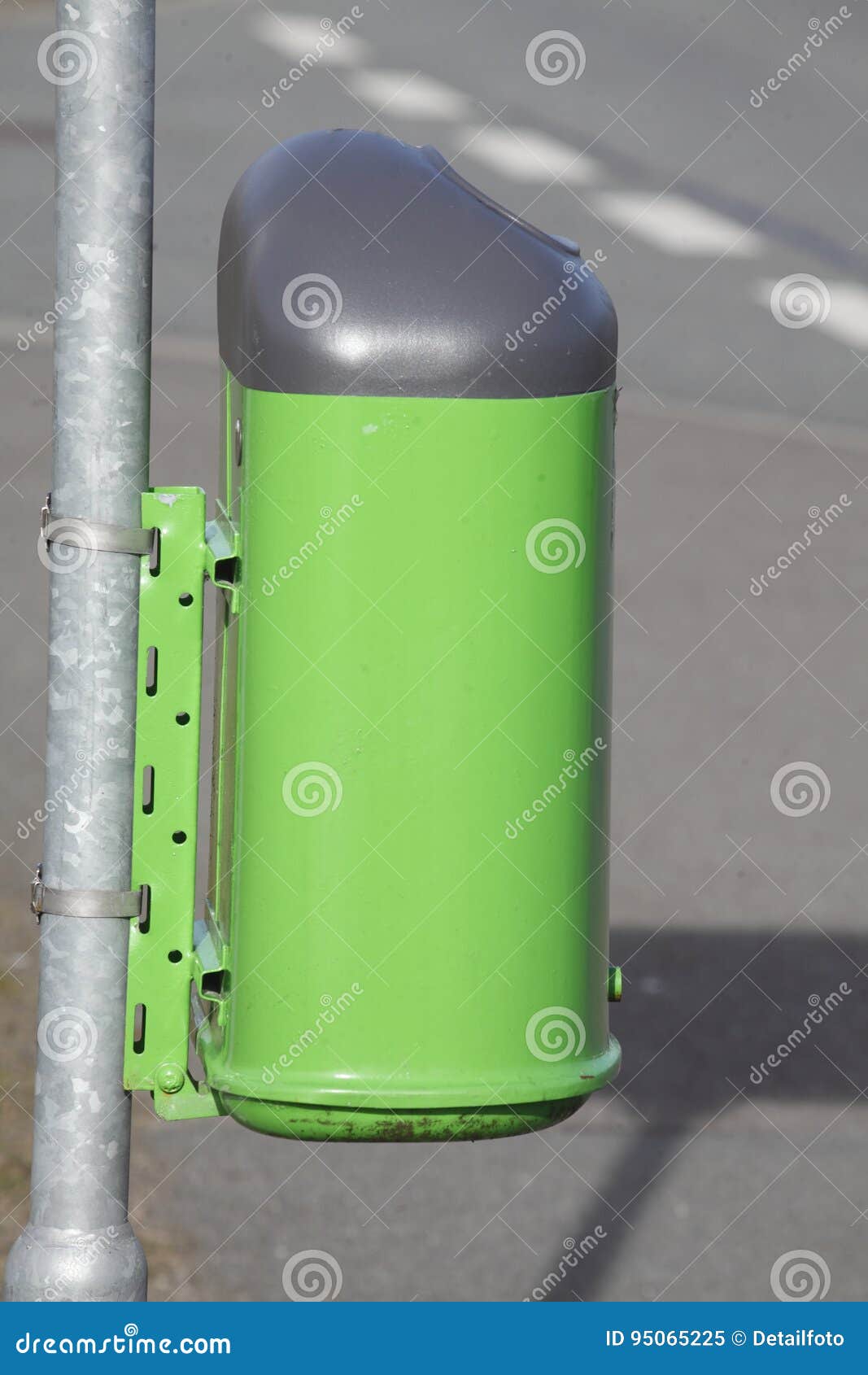 Bote de basura verde imagen de archivo. Imagen de compartimiento - 95065225