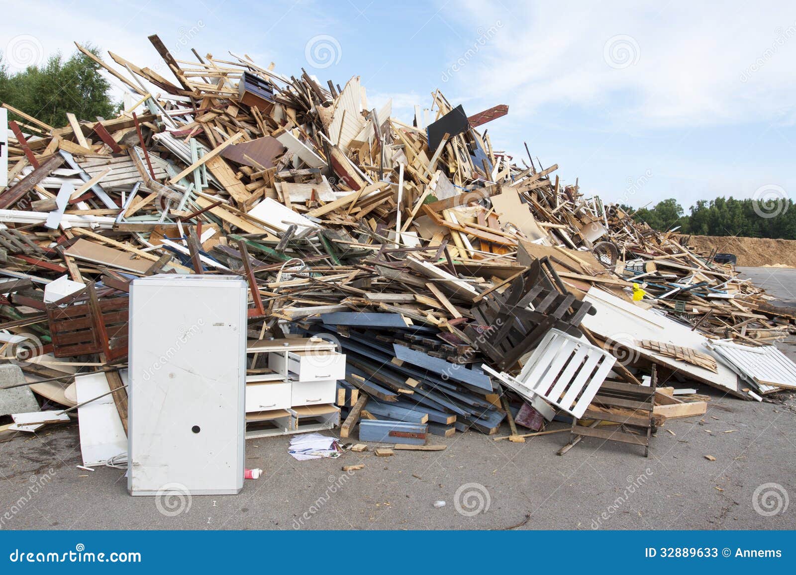 Bote de la basura imagen de archivo. Imagen de disponga - 32889633