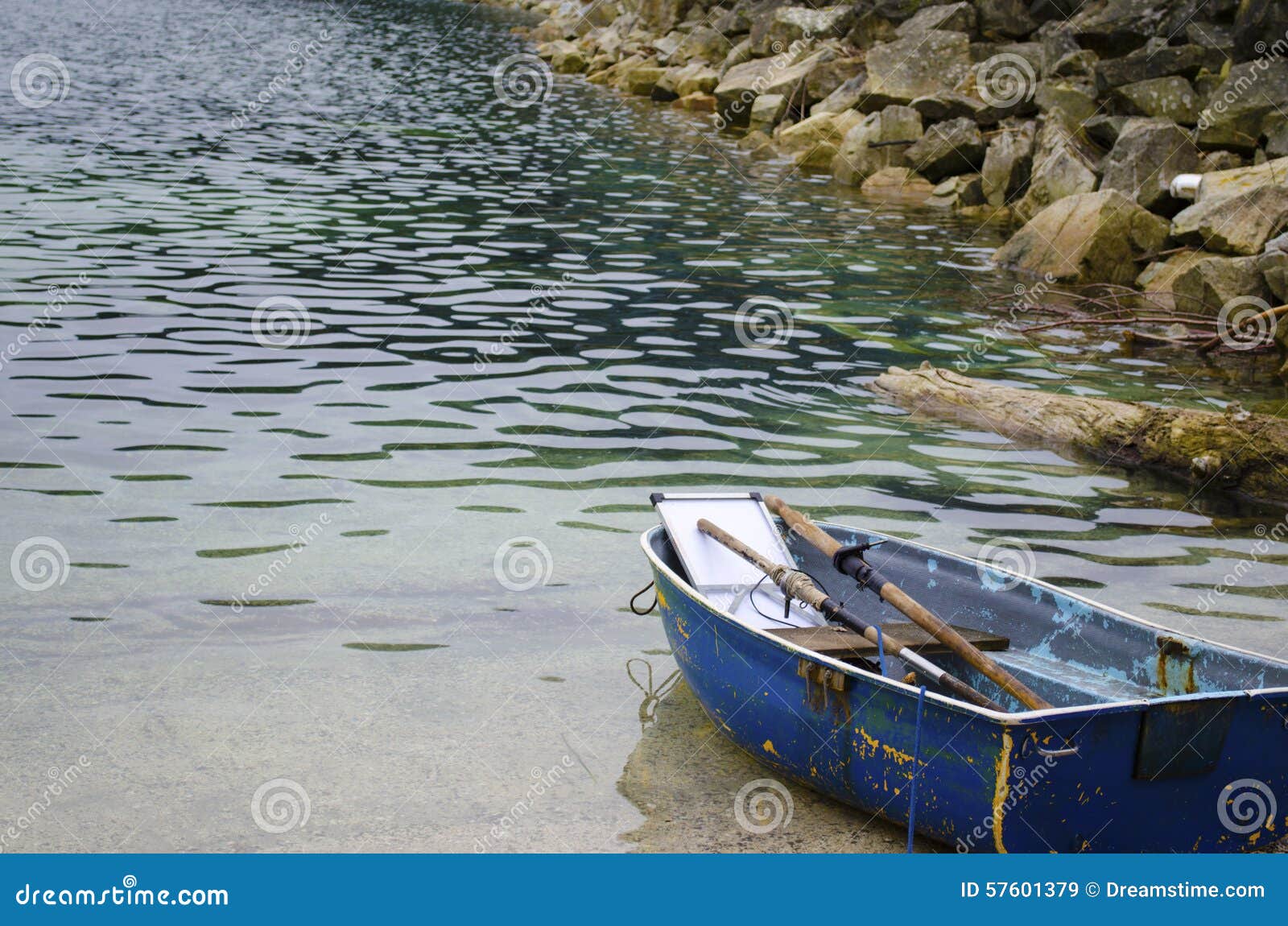 Bote de remos azul imagen de archivo. Imagen de agua - 57601379