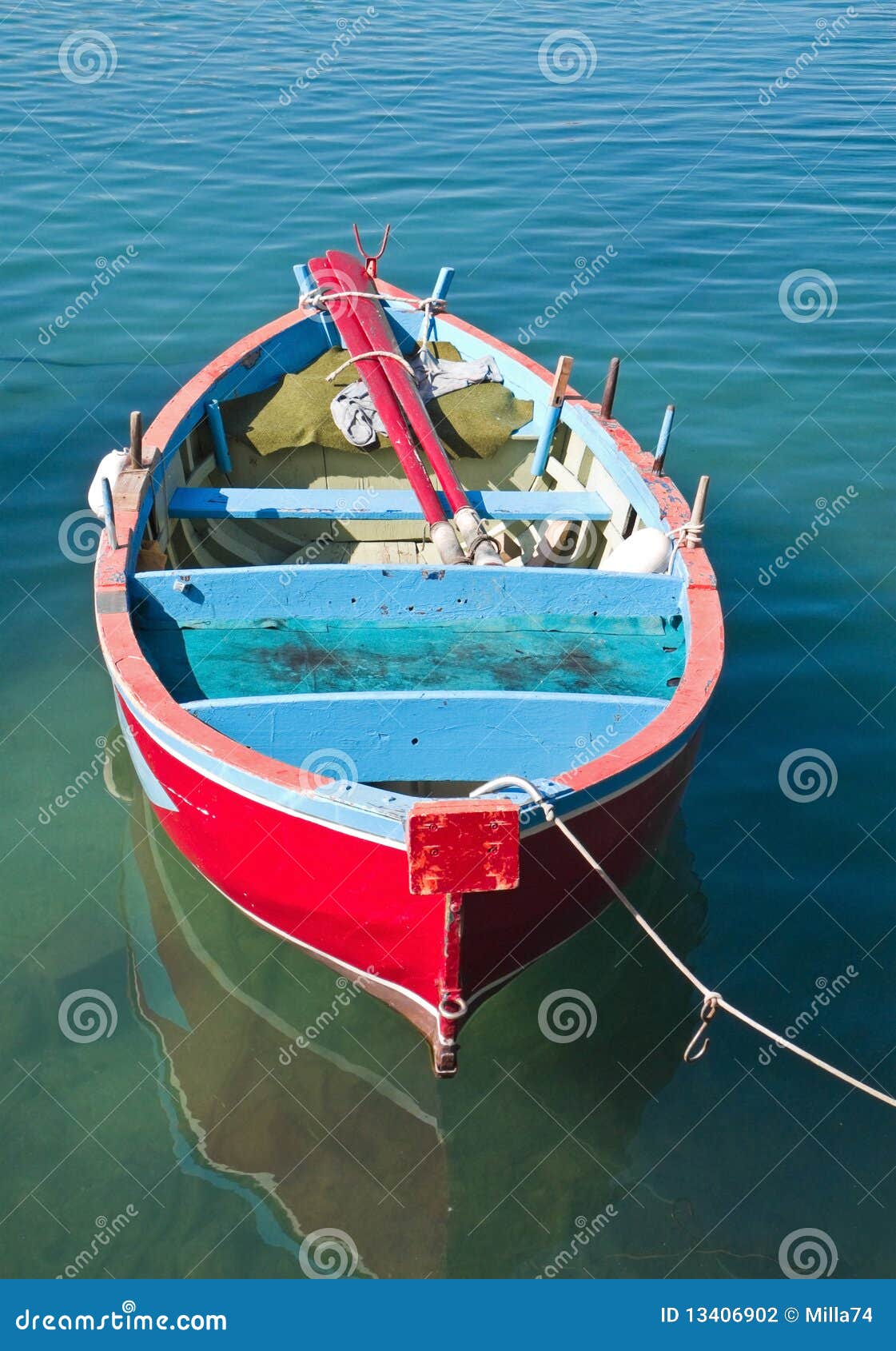 Bote De Remos Coloreado En El Mar Claro. Foto de archivo - Imagen de ...