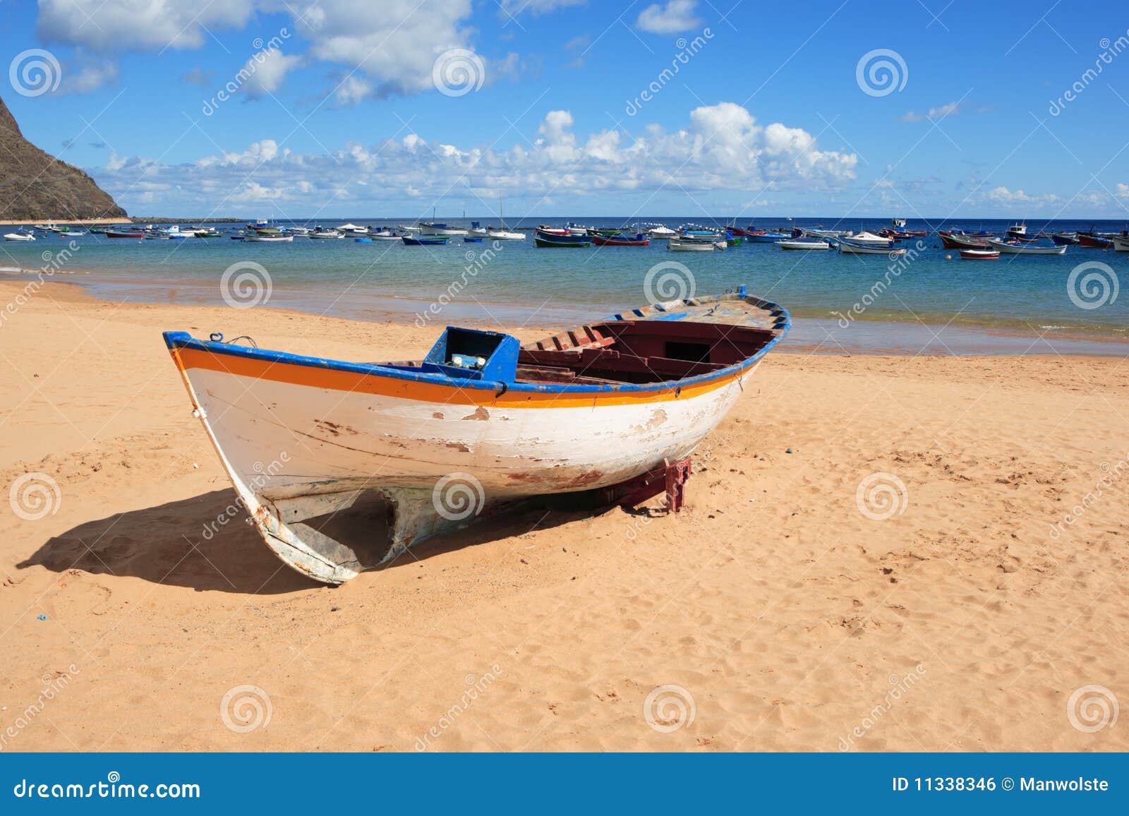 Bote De Remos De Madera En La Playa Foto de archivo - Imagen de ...