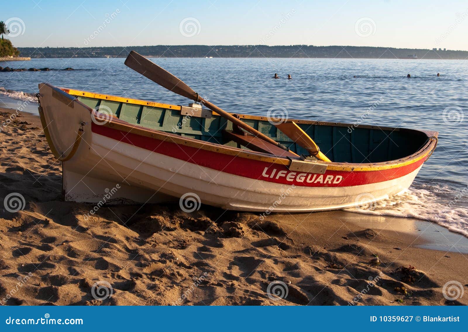 Bote De Remos Del Salvavidas Imagen de archivo - Imagen de playas ...