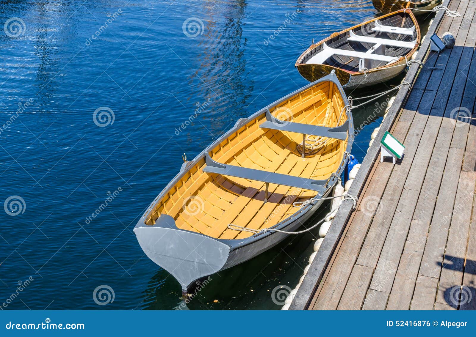 Bote de remos en puerto foto de archivo. Imagen de embarcadero - 52416876