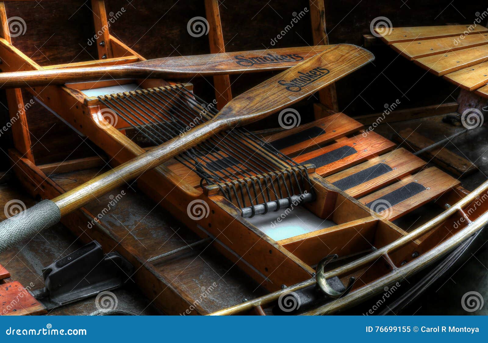 Bote De Remos Y Remos De Madera Imagen editorial - Imagen de detalle ...