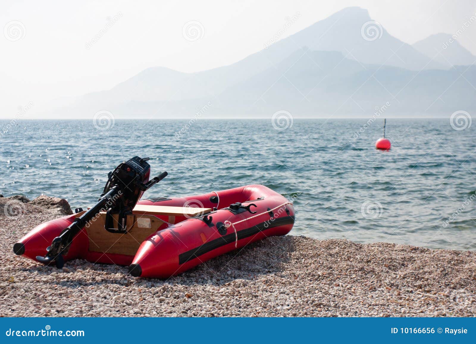 Bote en la playa foto de archivo. Imagen de agua, costa - 10166656