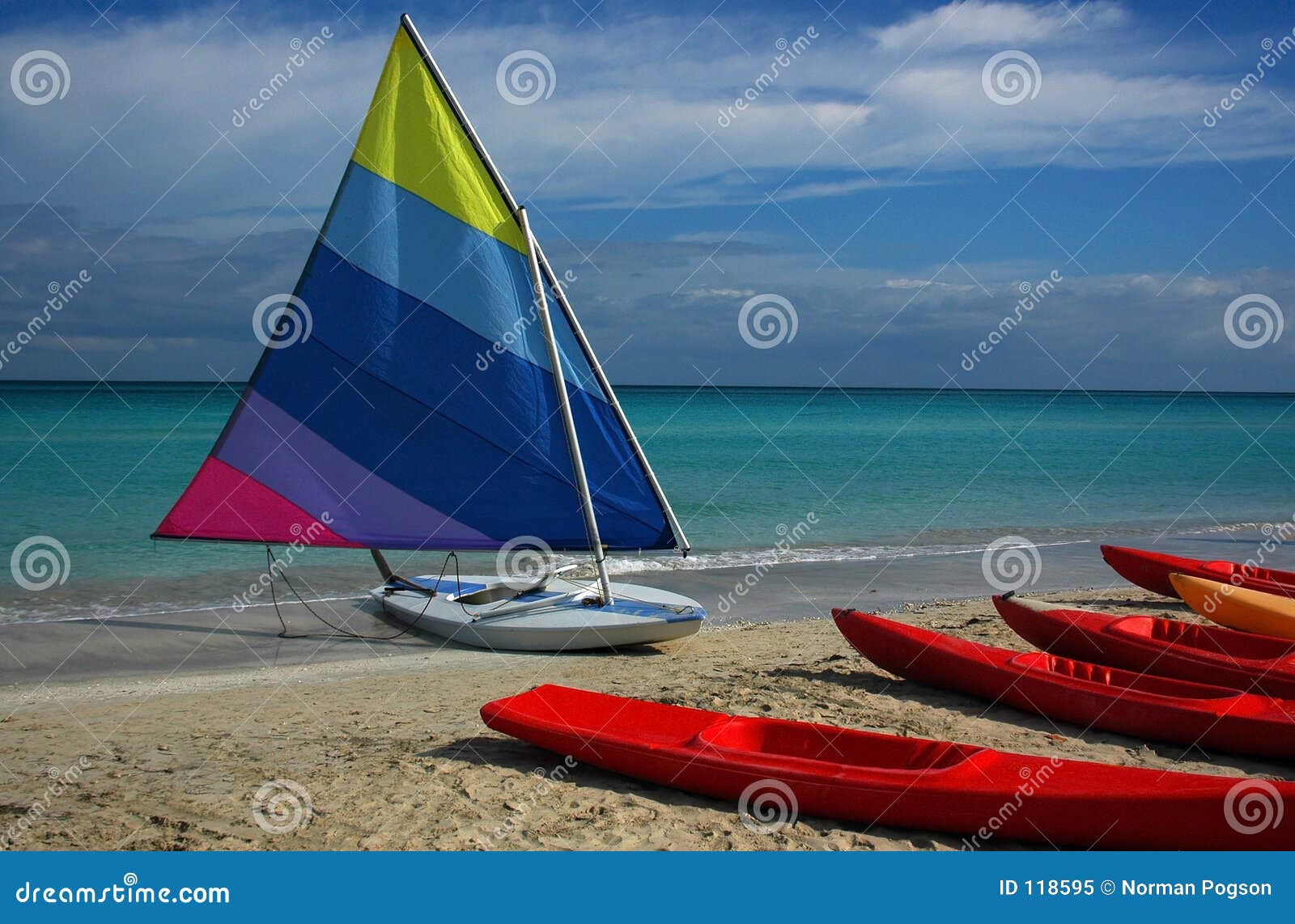 Bote en una playa imagen de archivo. Imagen de turismo - 118595