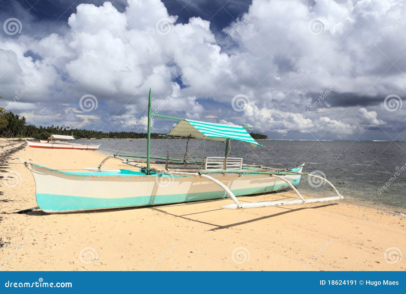 Bote filipino na praia imagem de stock. Imagem de nave - 18624191