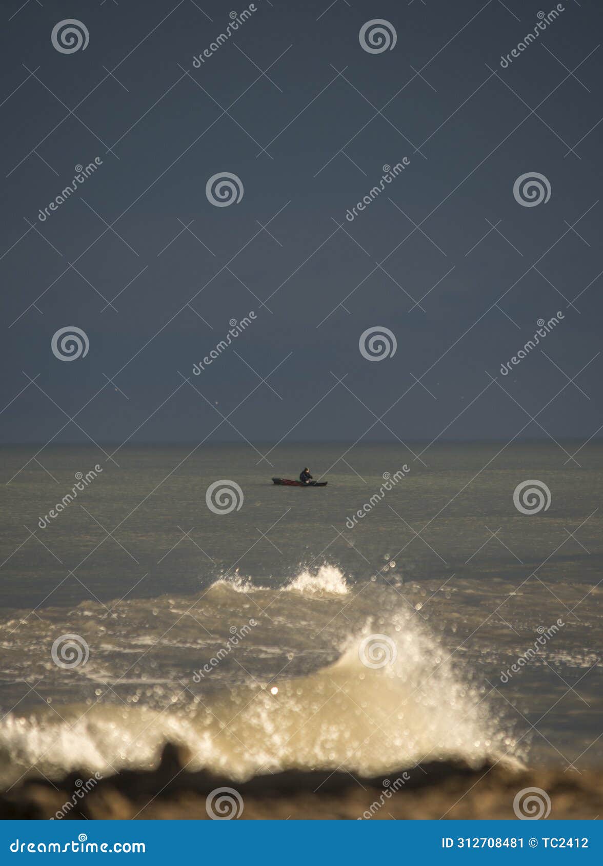 Bote Navegando En El Mar a Lo Lejos Stock Image - Image of water ...