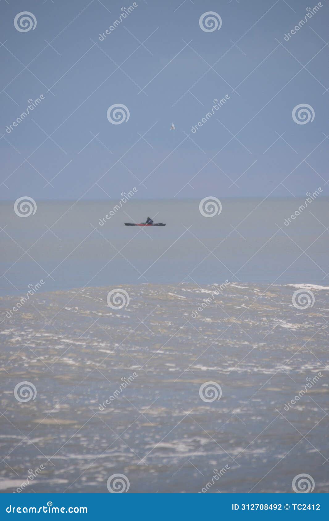 Bote Navegando En El Mar a Lo Lejos Stock Photo - Image of landscape ...