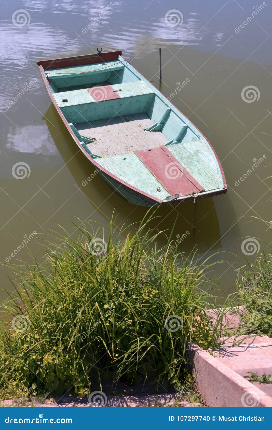 Bote no rio foto de stock. Imagem de lagoa, pequeno - 107297740