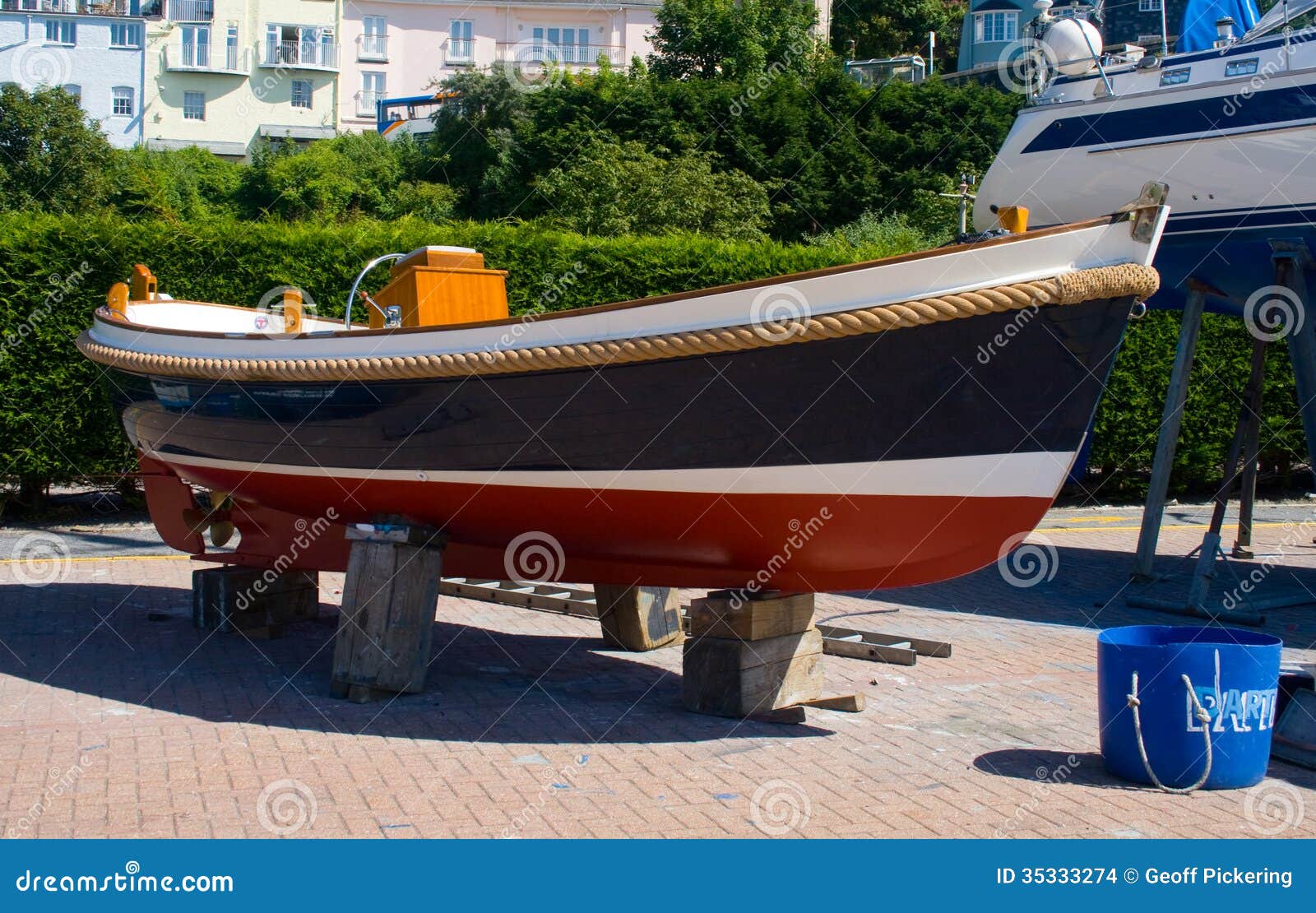 Bote pequeño foto de archivo. Imagen de recipiente, fila - 35333274