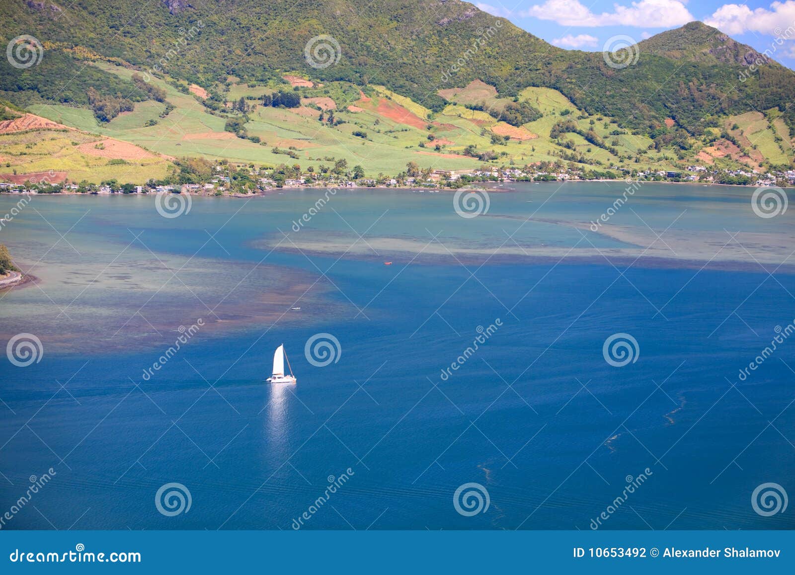 Bote pequeño en el océano foto de archivo. Imagen de claro - 10653492