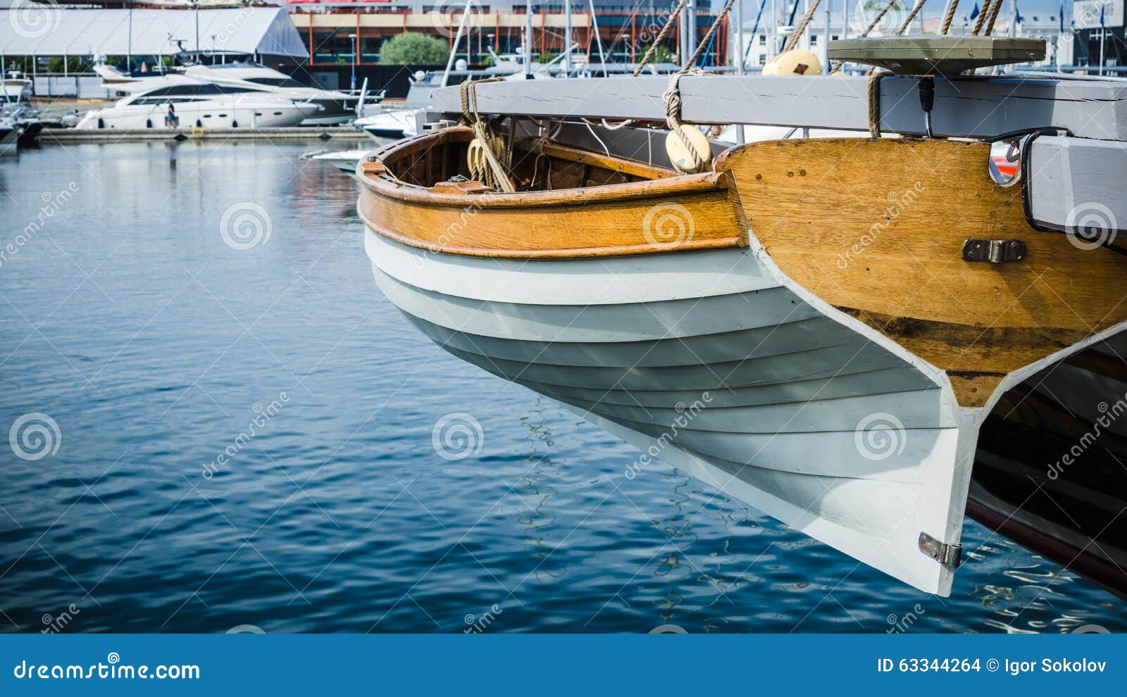 Bote Salvavidas En La Popa De Un Velero Foto de archivo - Imagen de ...