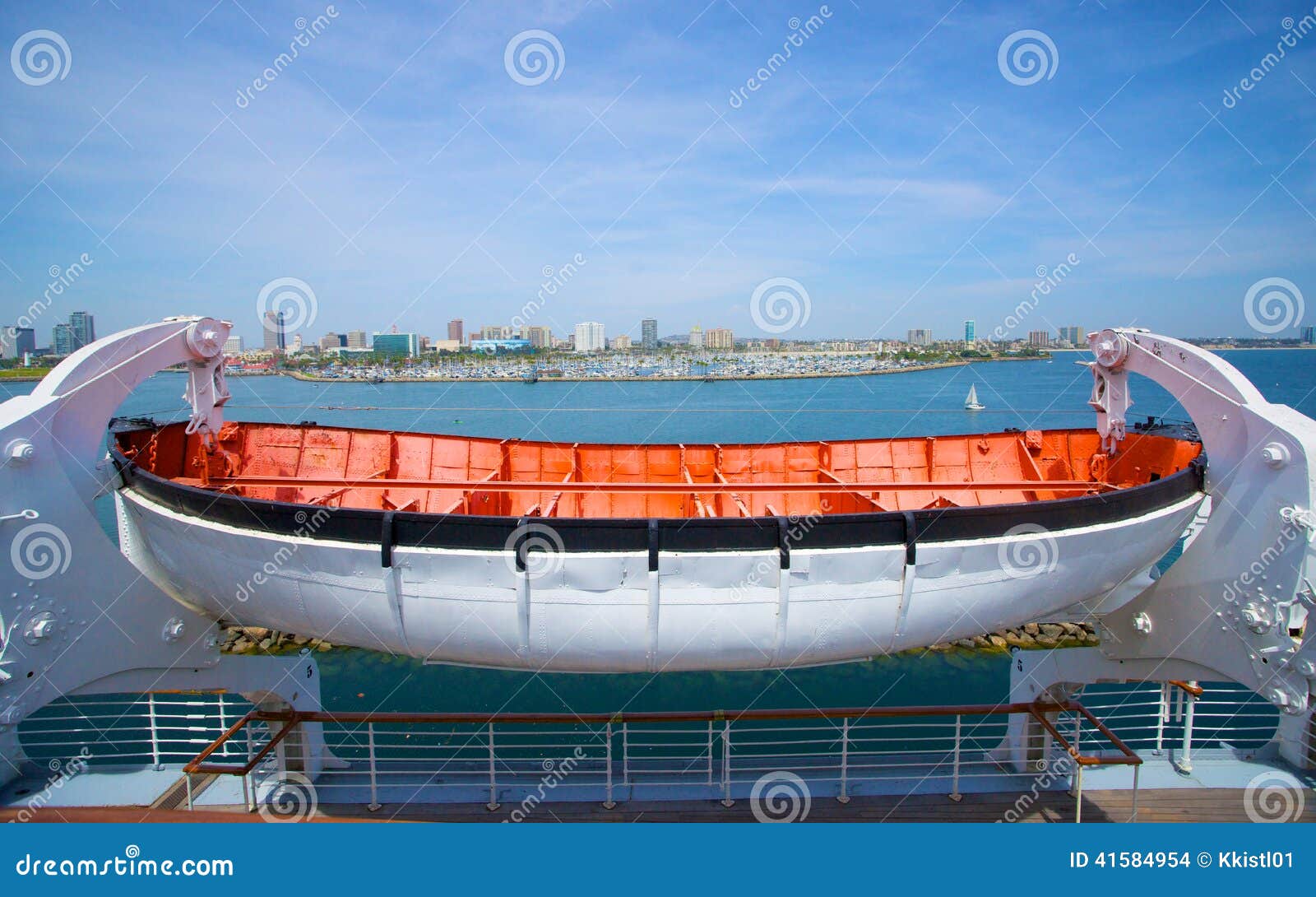 Bote Salvavidas En Queen Mary Foto de archivo - Imagen de montaje ...