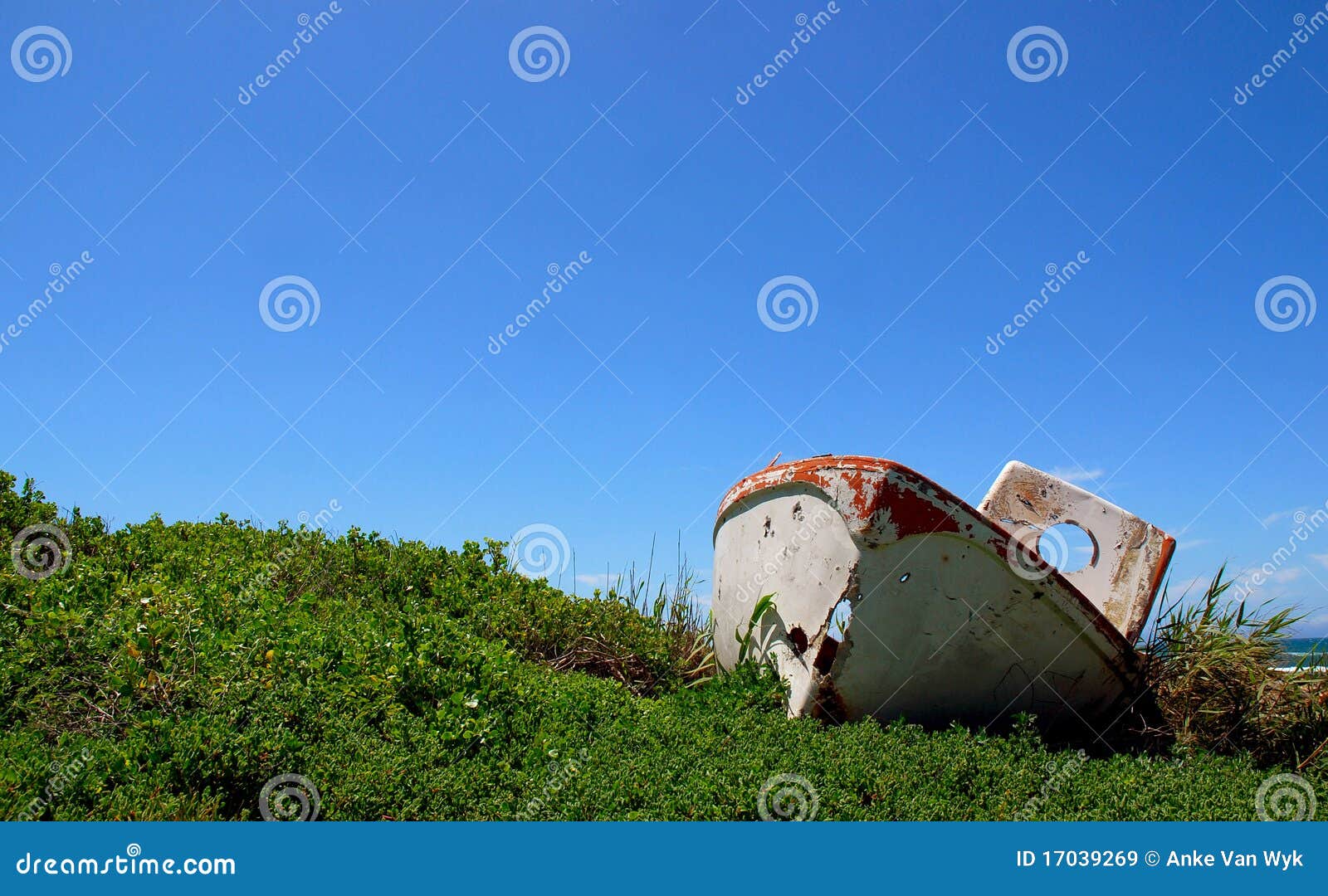 Bote salvavidas encallado imagen de archivo. Imagen de ambiente - 17039269