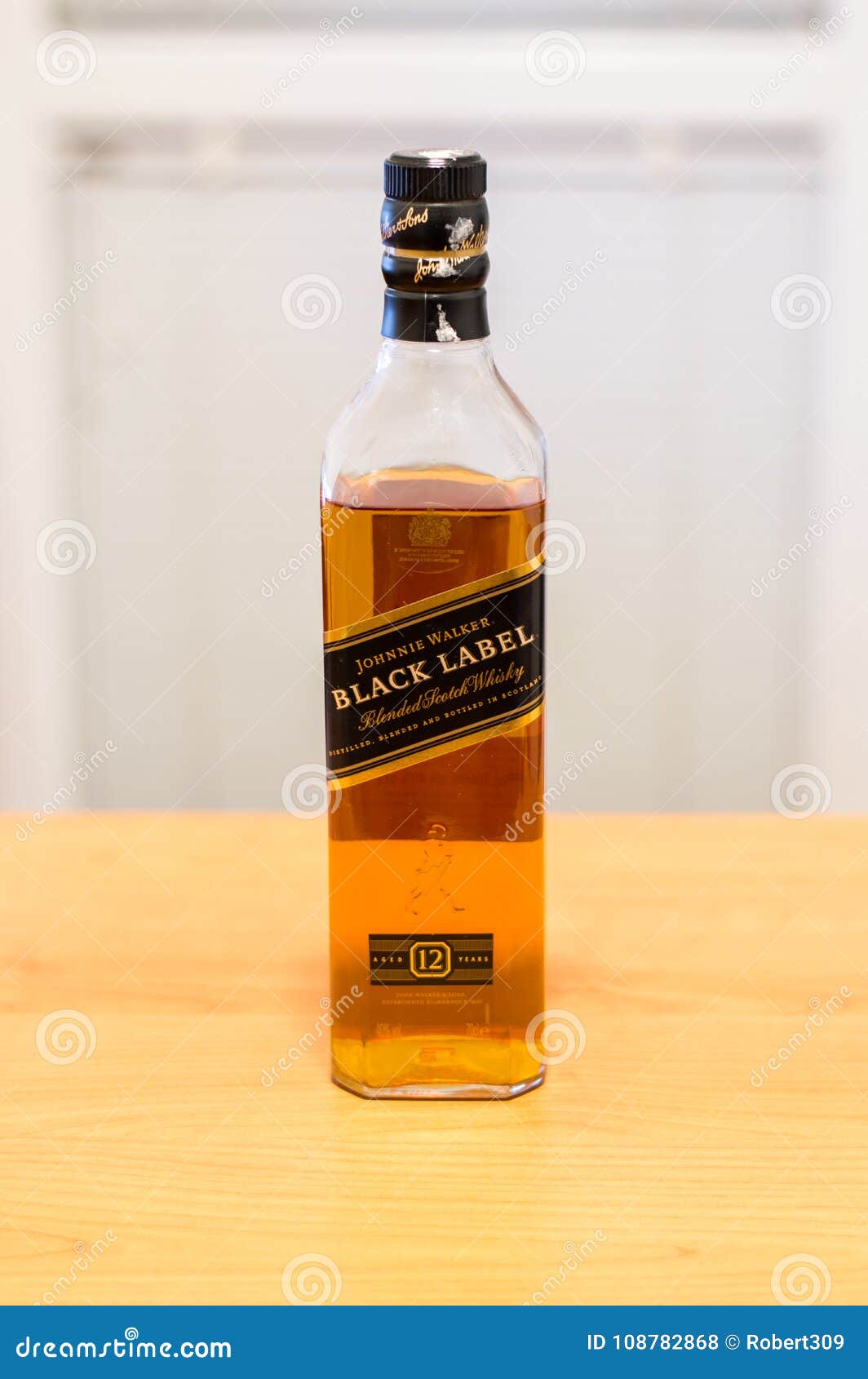 Botella Abierta De Whisky De Johnnie Walker Black Label Scotch Foto de ...