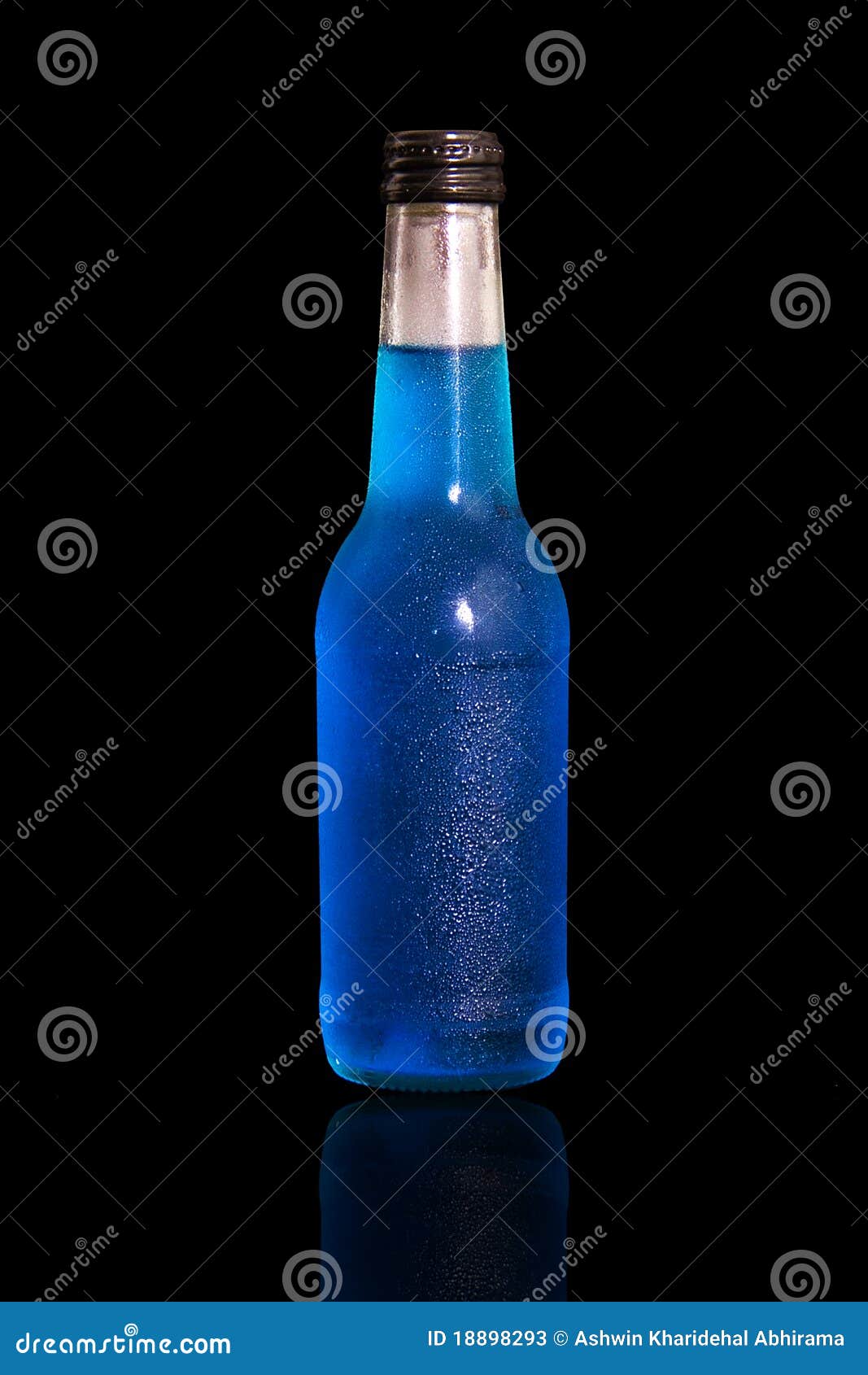 Botella azul imagen de archivo. Imagen de negro, botella - 18898293