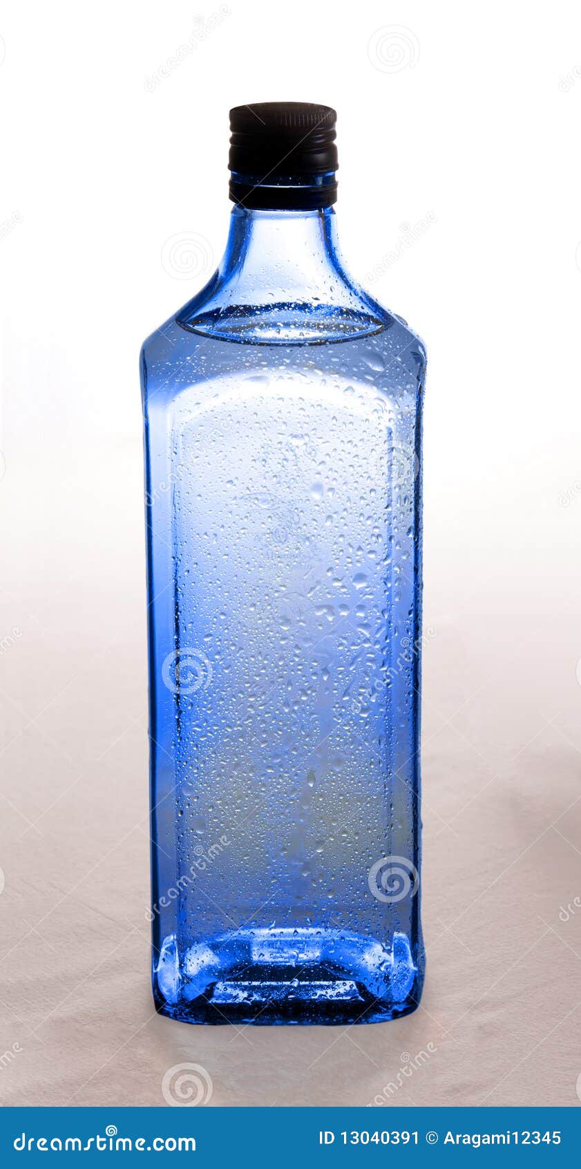 Botella azul con ginebra imagen de archivo. Imagen de bebida - 13040391