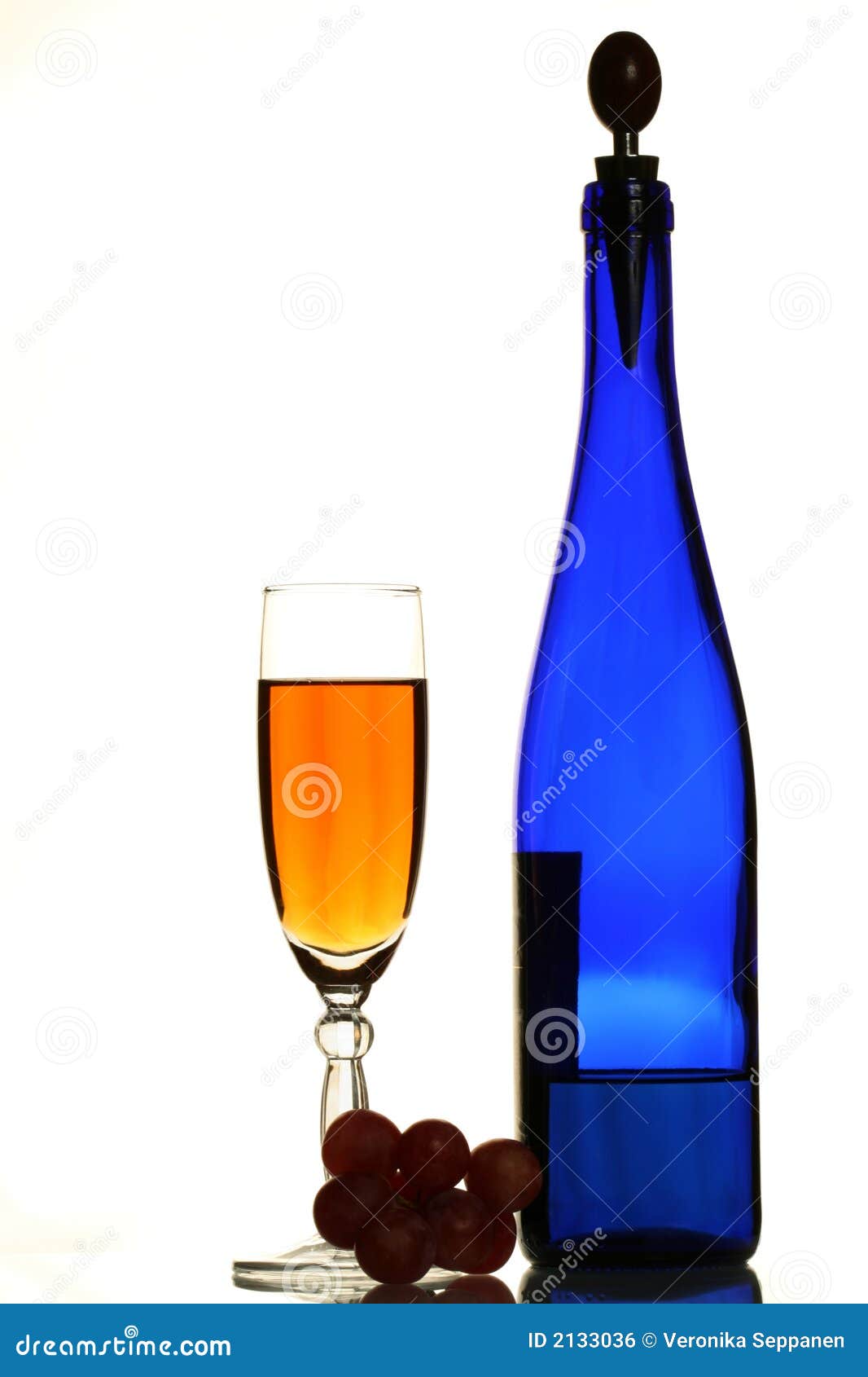 Botella Azul De Vino, Vidrios a Foto de archivo - Imagen de elegancia ...