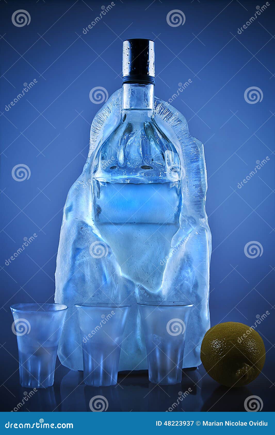 Botella azul de vodka imagen de archivo. Imagen de botella - 48223937