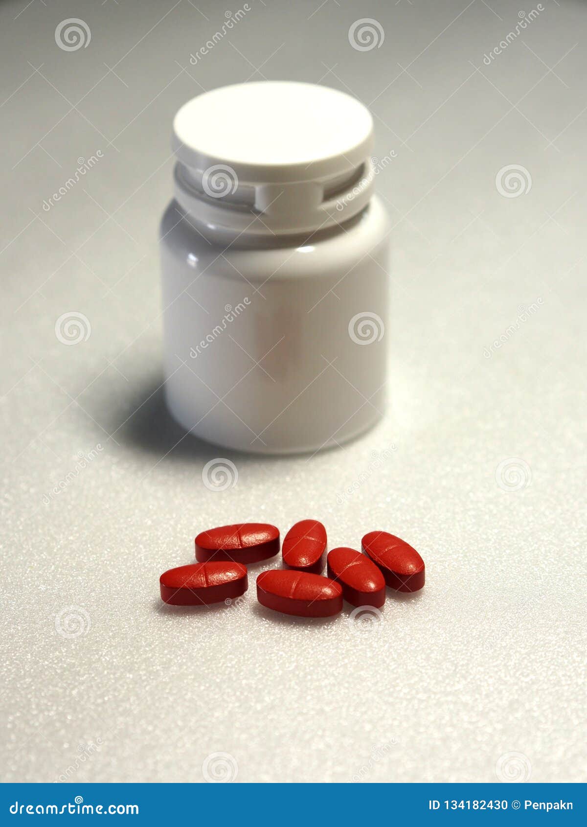 Botella Blanca De La Droga Roja De Cuidado De La Medicina Foto de ...