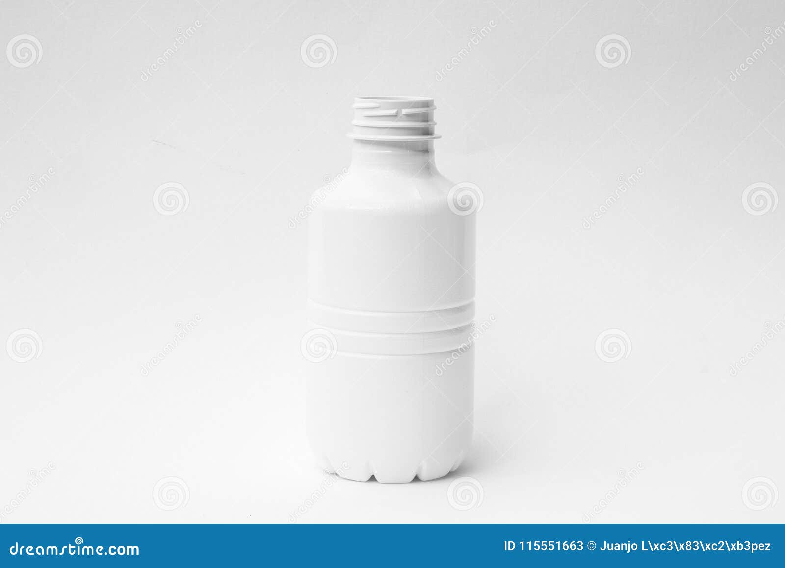 Botella Blanca En El Fondo Blanco Imagen de archivo - Imagen de ...