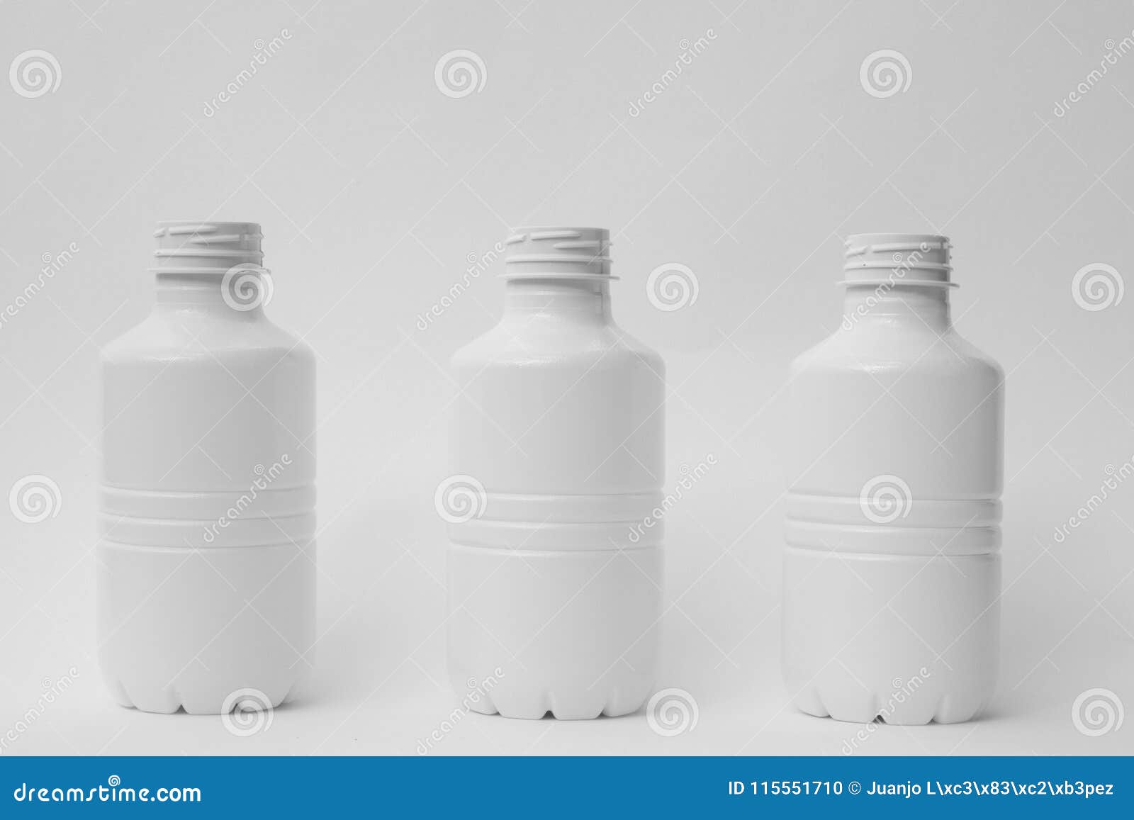 Botella Blanca En El Fondo Blanco Foto de archivo - Imagen de higiene ...