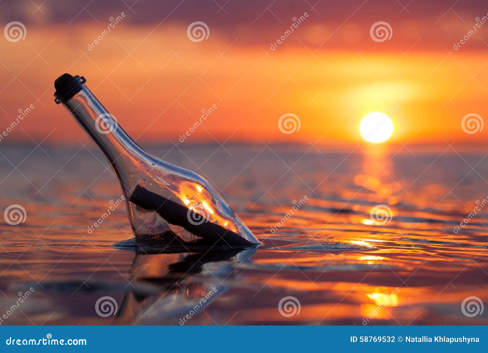 Botella Con Un Mensaje En El Mar Foto de archivo - Imagen de arena ...
