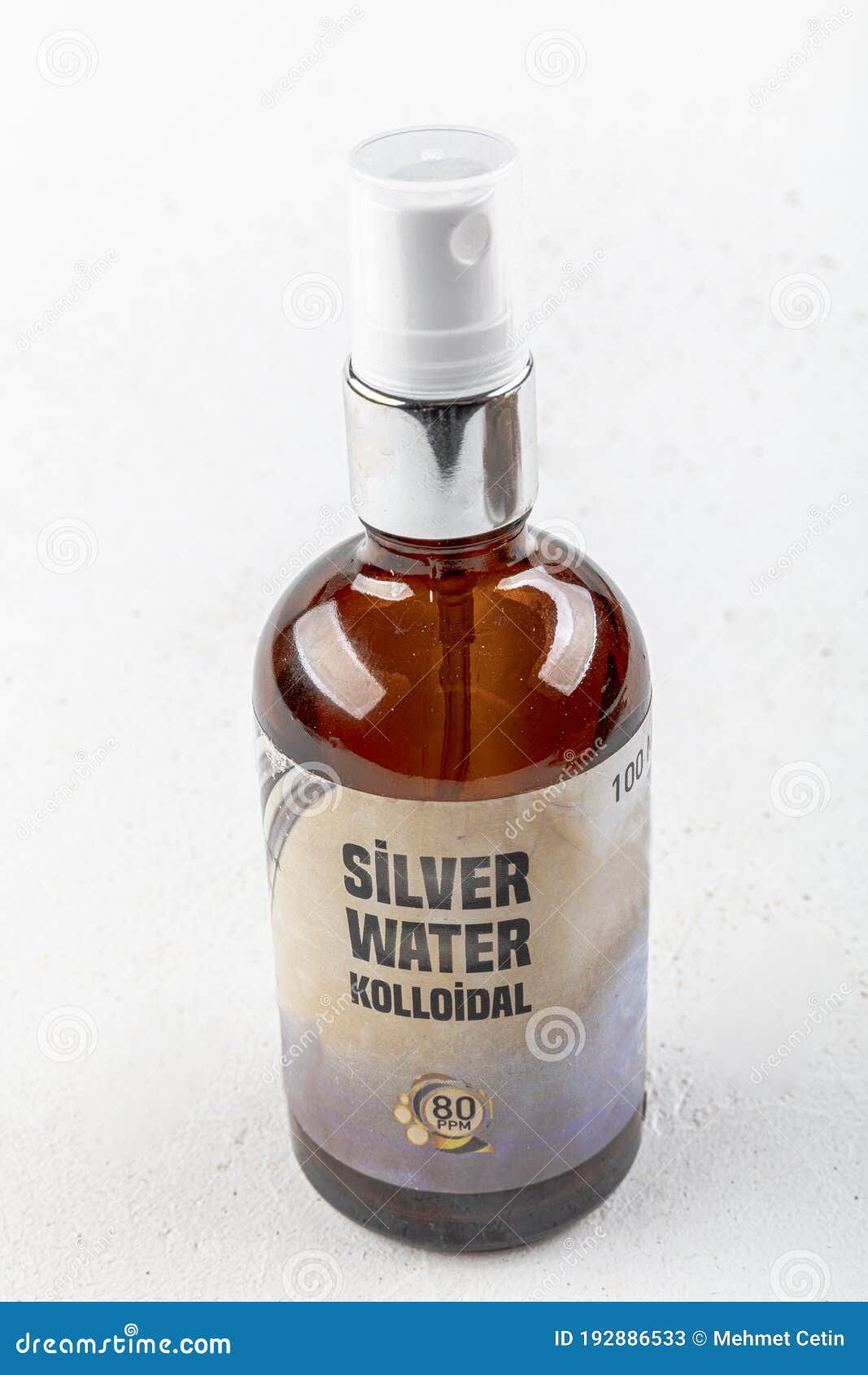 Botella De Agua Coloidal De Plata Aislada Sobre Fondo Blanco Imagen de ...