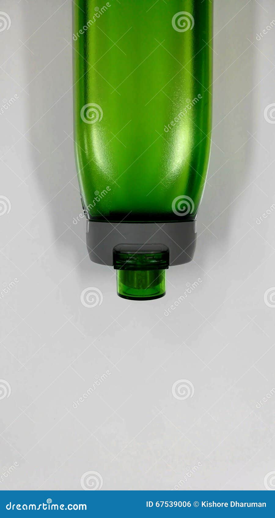 Botella De Agua Del Color Verde Foto de archivo - Imagen de botellas ...