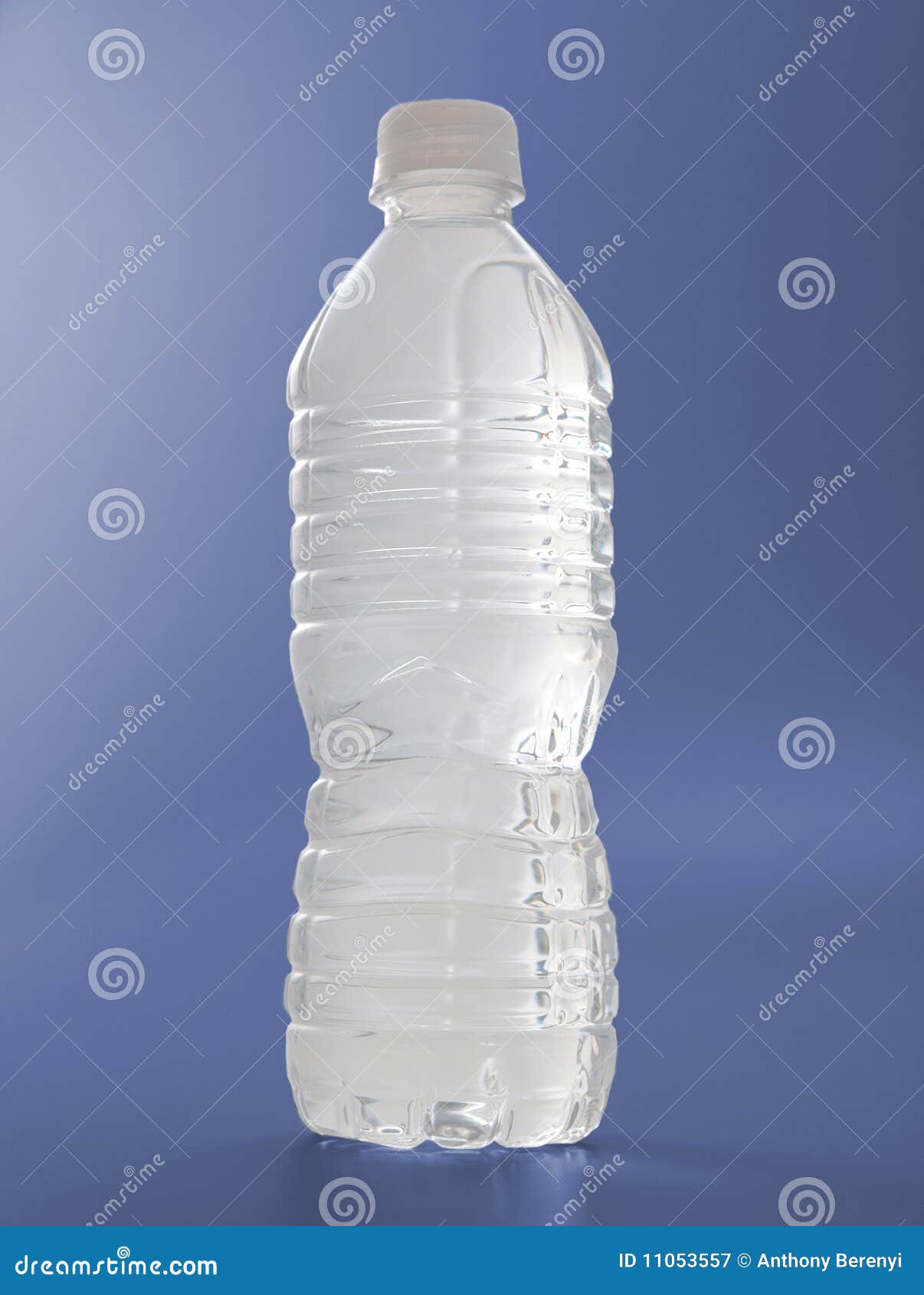 Botella de agua en azul imagen de archivo. Imagen de salud - 11053557