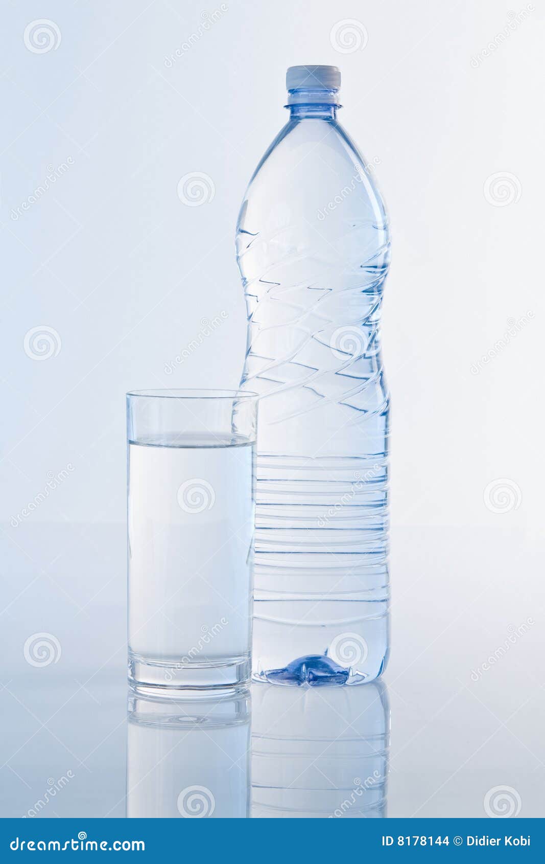 Botella de agua en azul foto de archivo. Imagen de agua - 8178144