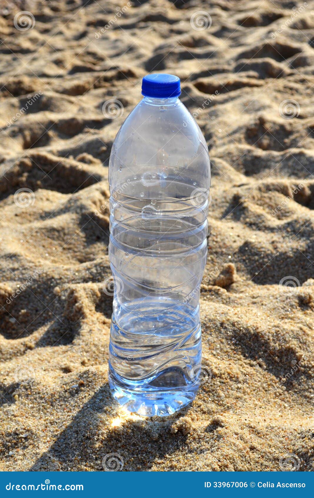 Botella De Agua En La Arena Foto de archivo - Imagen de botellas ...