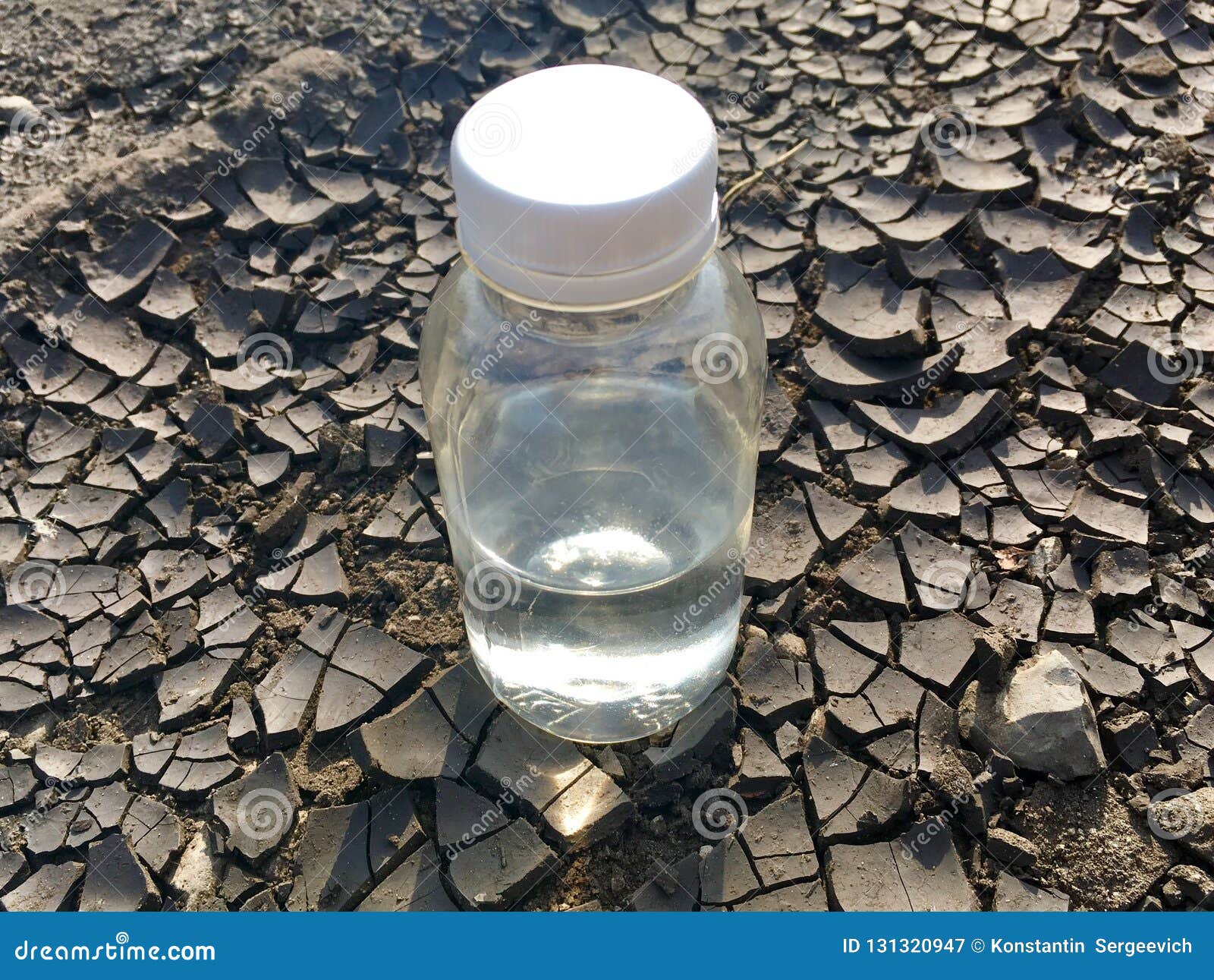 Botella De Agua En La Tierra Imagen de archivo - Imagen de clima ...