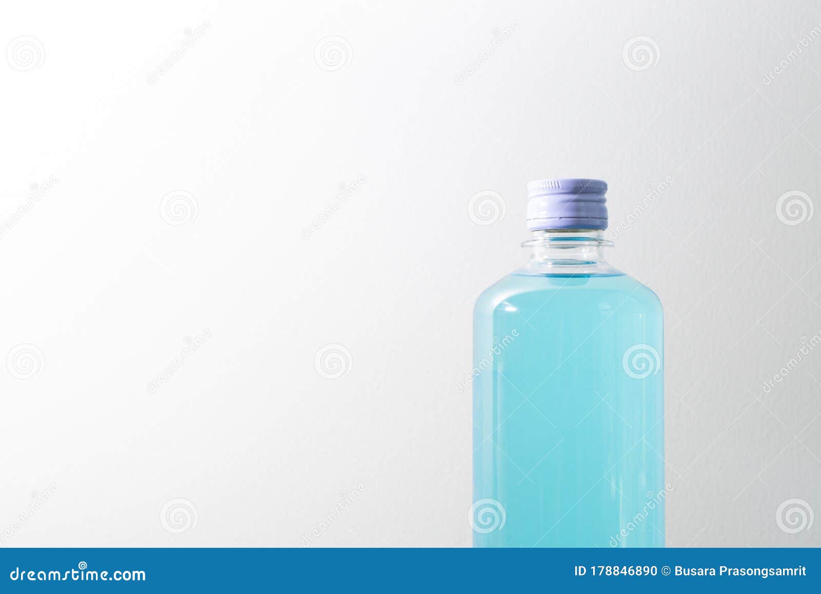 Botella De Alcohol Azul Sanitizada Foto de archivo - Imagen de ...