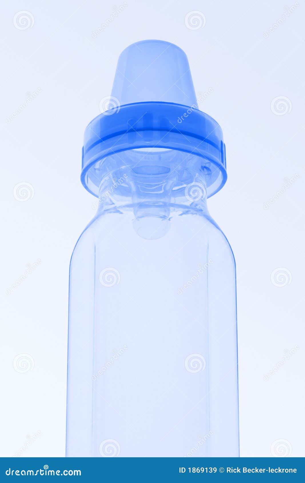 Botella de bebé azul imagen de archivo. Imagen de bebé - 1869139