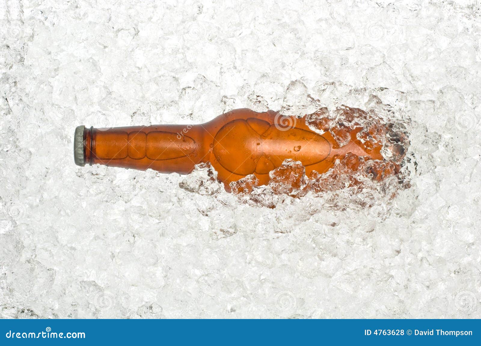 Botella De Cerveza En El Hielo Foto de archivo - Imagen de cerveza ...