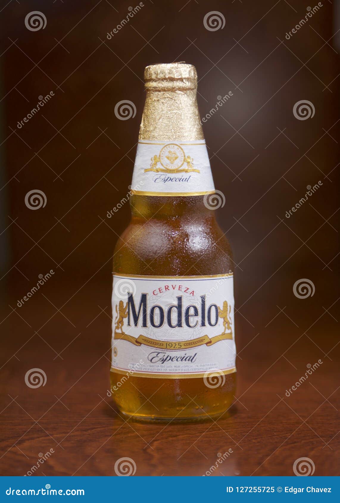 Botella de Cerveza Modelo imagen editorial. Imagen de esto - 127255725