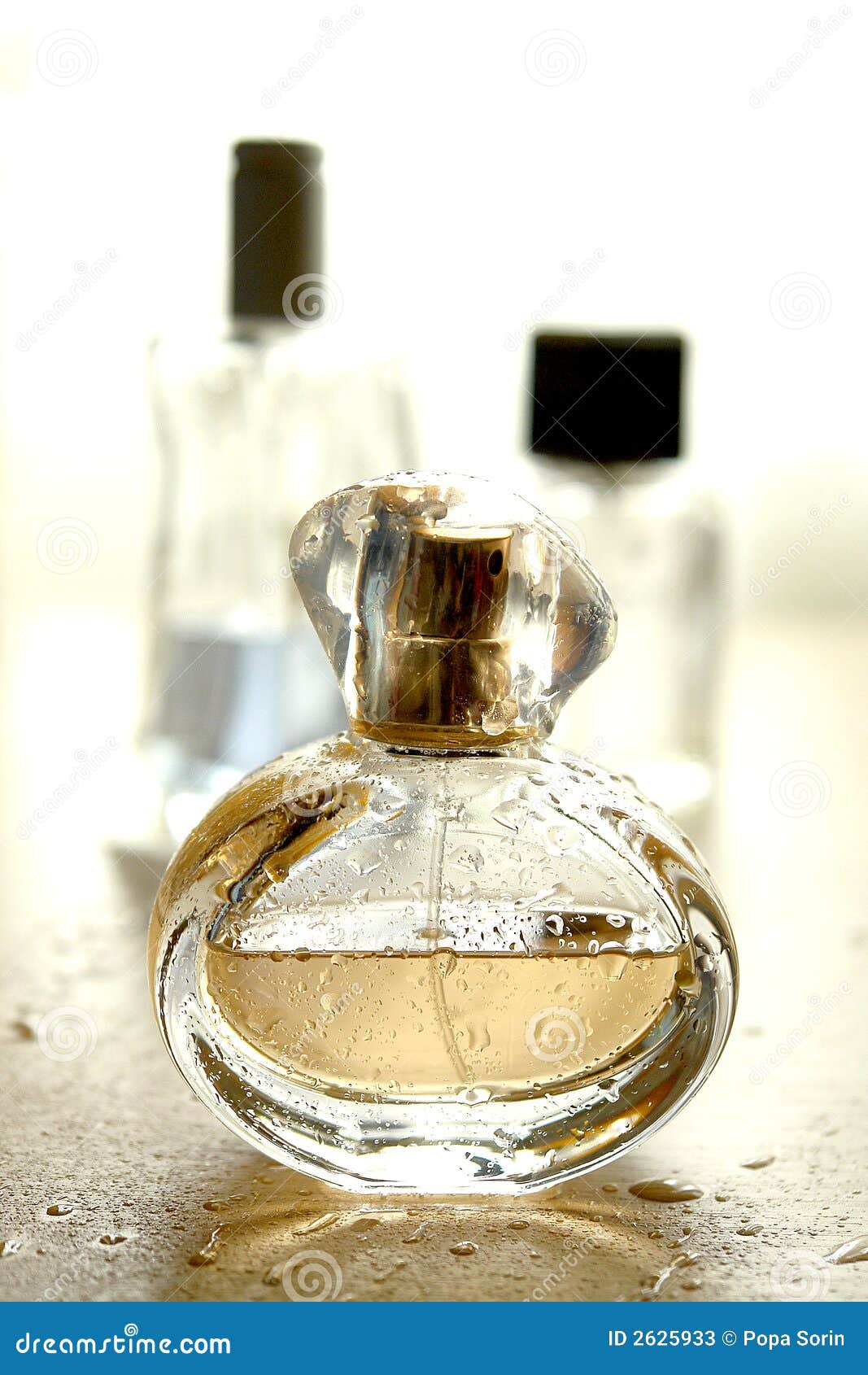Botella de Colonia imagen de archivo. Imagen de azul, estilismo - 2625933
