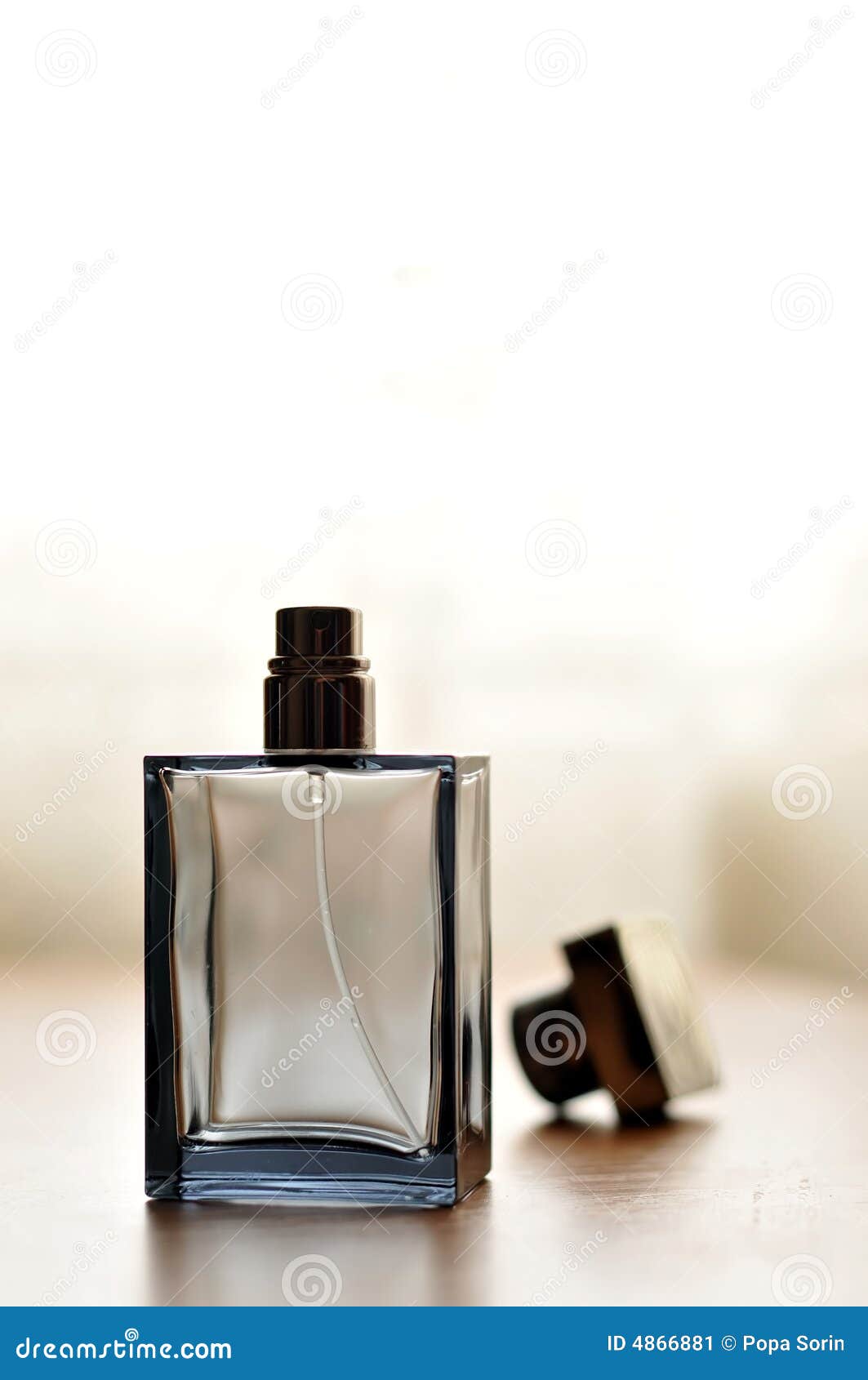 Botella de Colonia imagen de archivo. Imagen de cristal - 4866881