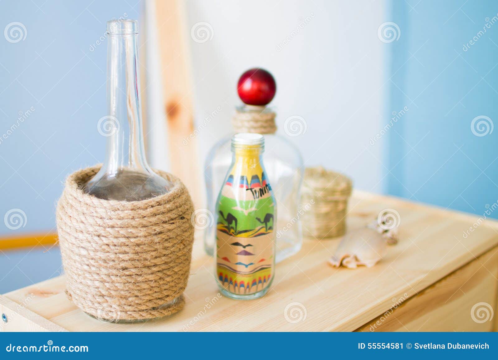 Botella De Cristal Con La Arena Coloreada Imagen de archivo - Imagen de ...