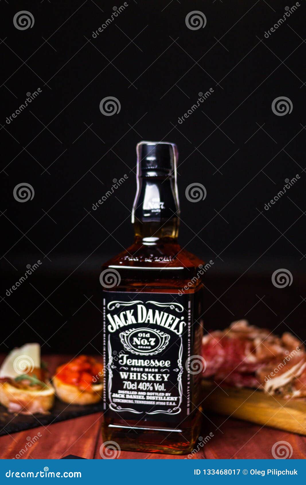 Botella de Jack Daniels fotografía editorial. Imagen de aislado - 133468017