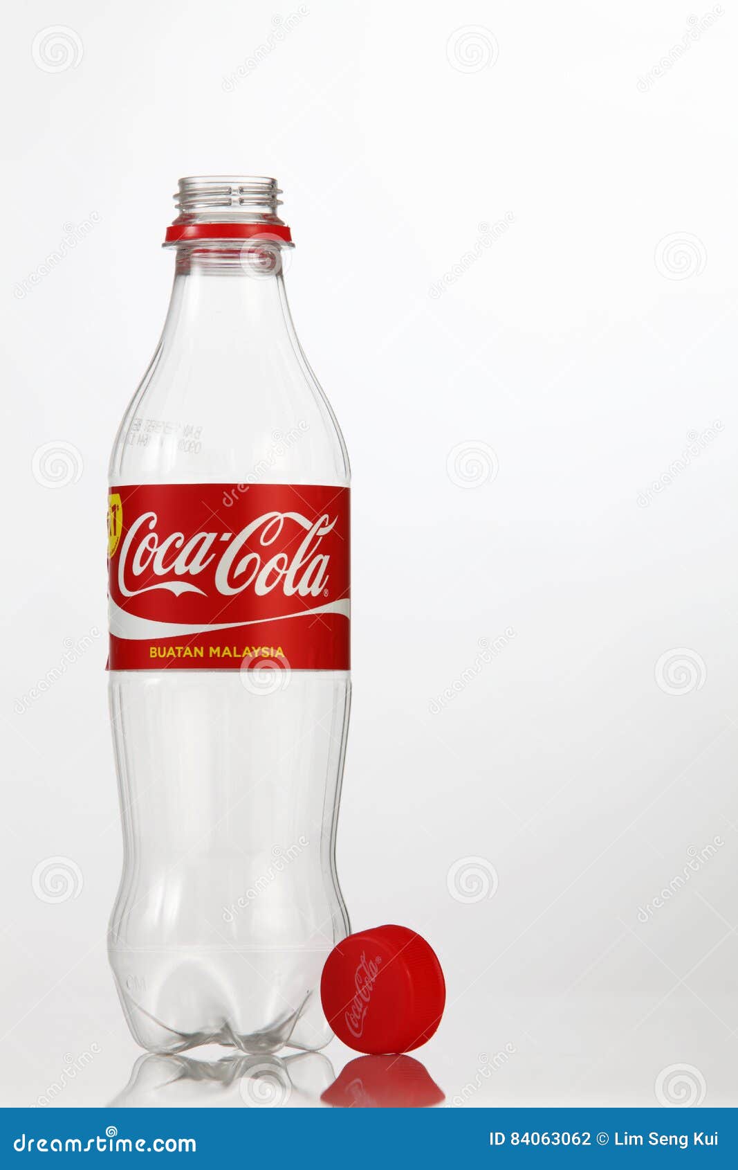 Botella de la Coca-Cola fotografía editorial. Imagen de bebida - 84063062