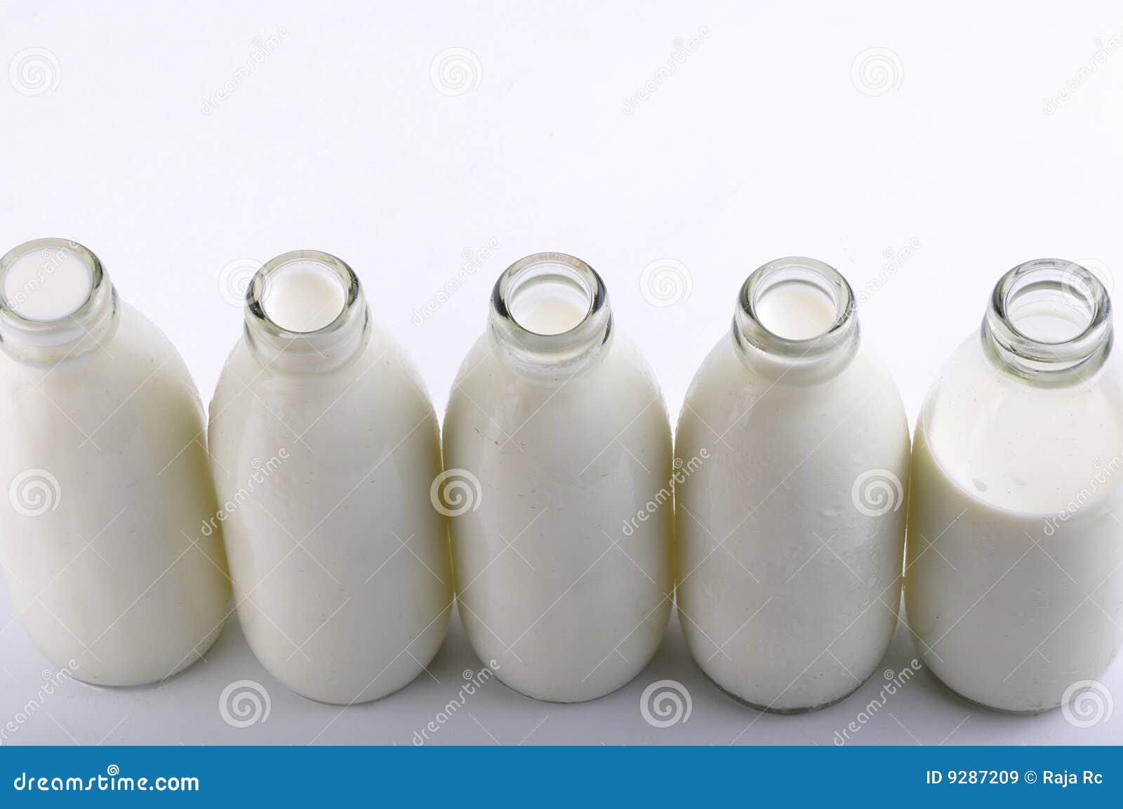 Botella de leche imagen de archivo. Imagen de aislado - 9287209