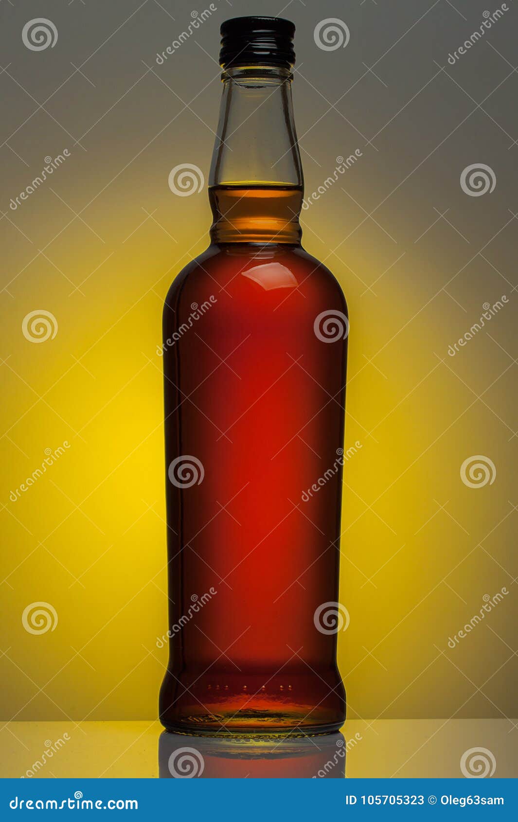 Botella de licor imagen de archivo. Imagen de bebida - 105705323