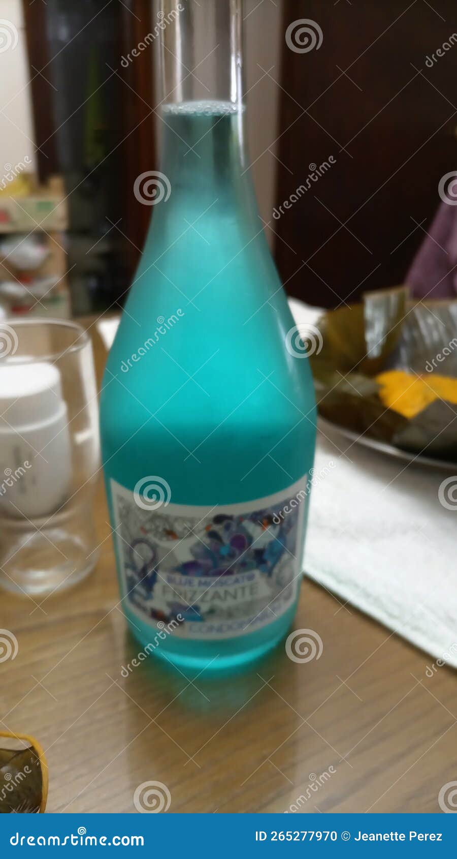 Botella de licor azul imagen editorial. Imagen de alimento - 265277970