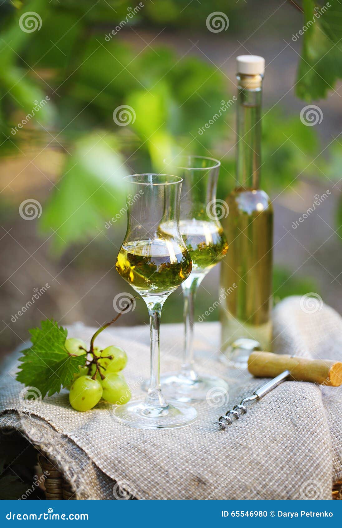 Botella De Licor O Grappa Y Vidrios Con El Manojo De Uvas Foto de ...