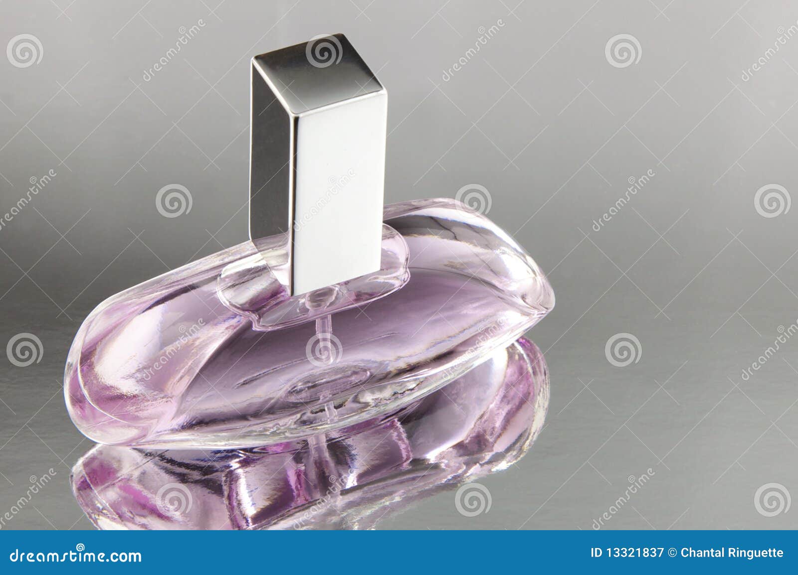 Botella de perfume imagen de archivo. Imagen de tarro - 13321837