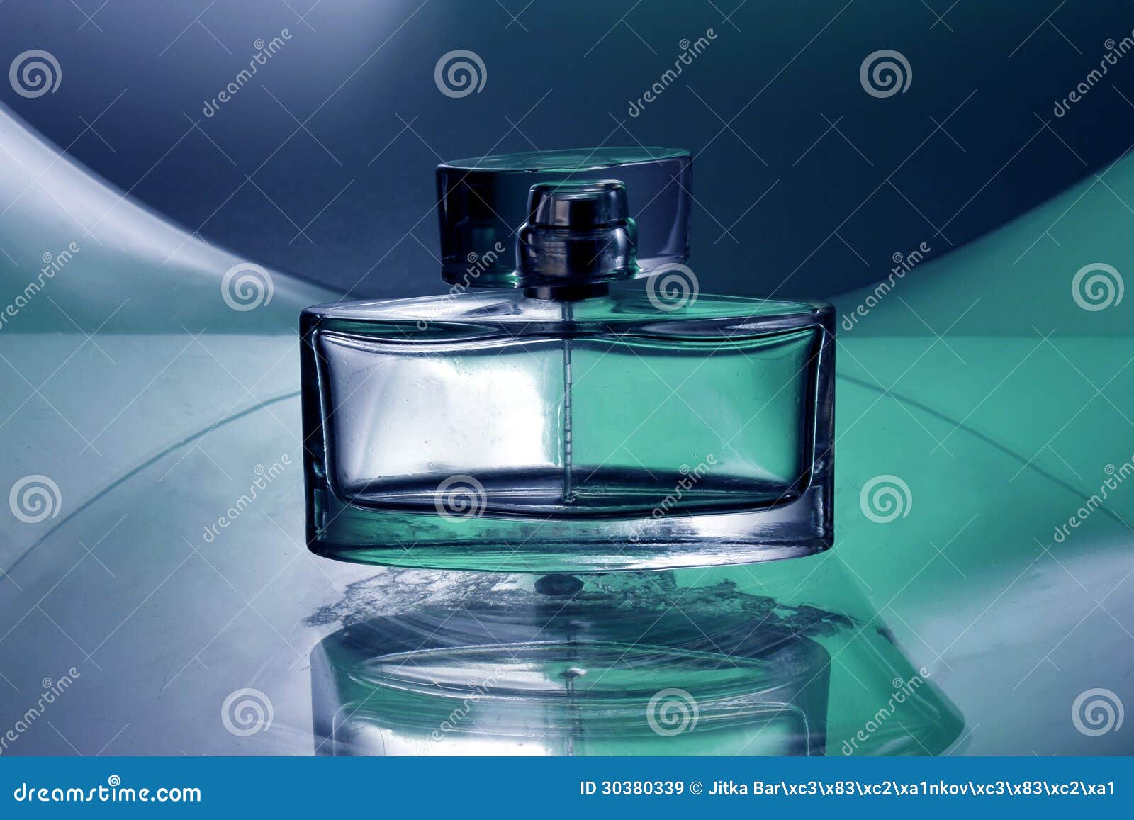 Botella de perfume imagen de archivo. Imagen de cuidado - 30380339